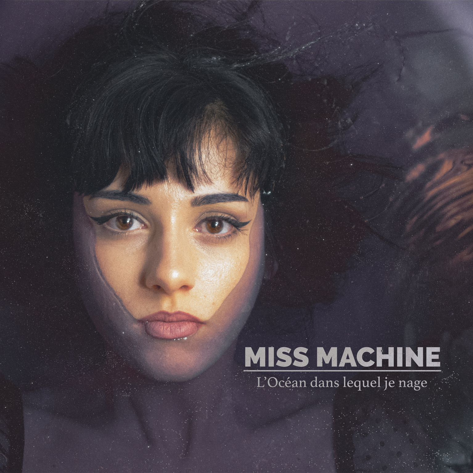 Miss Machine nage dans un océan mélancolique
